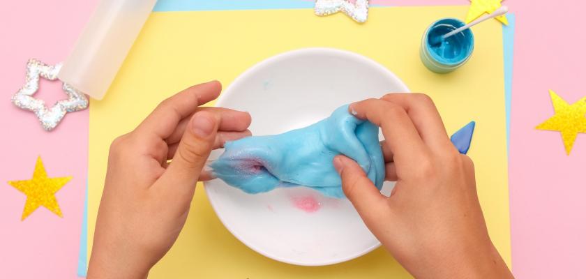 Jak vyrobit sliz? Nechutnou hračku pro děti zvládnete i doma ...